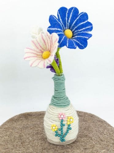 7 Simple and Colorful Yarn Crafts for Kids - Felt and Yarn