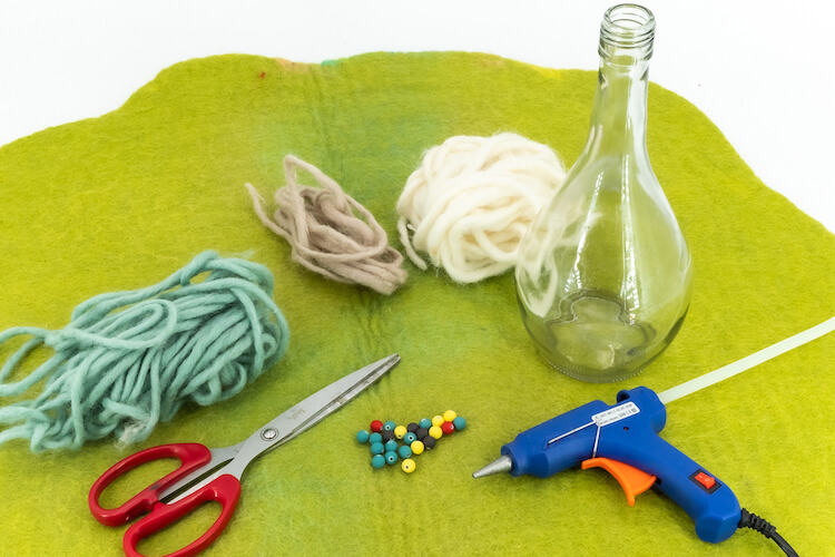 7 Simple and Colorful Yarn Crafts for Kids - Felt and Yarn